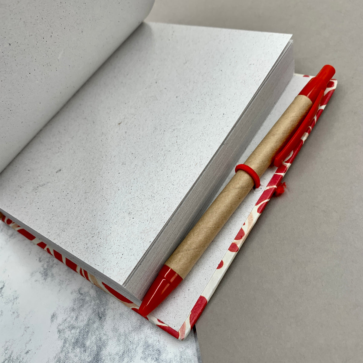 Libreta con pluma "Talavera Roja". – Decantú