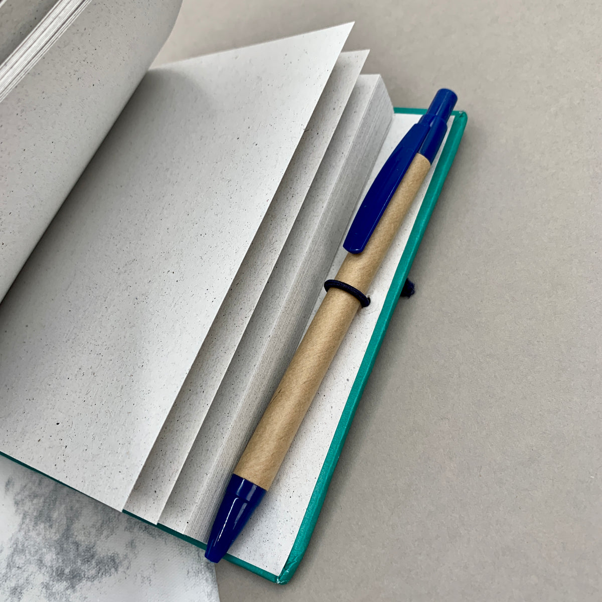 Libreta con pluma "Corazones que te hacen volar" – Decantú